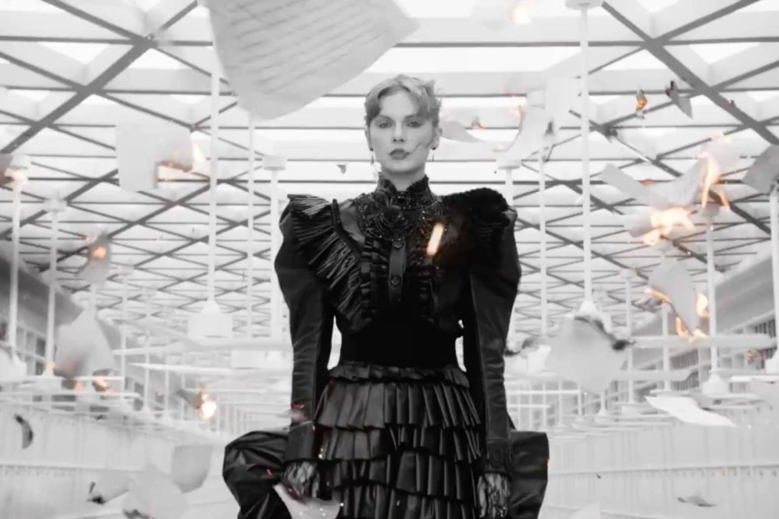 Taylor Swift’s "Fortnight" Fashion: A Stunning Breakdown - Fuse me up